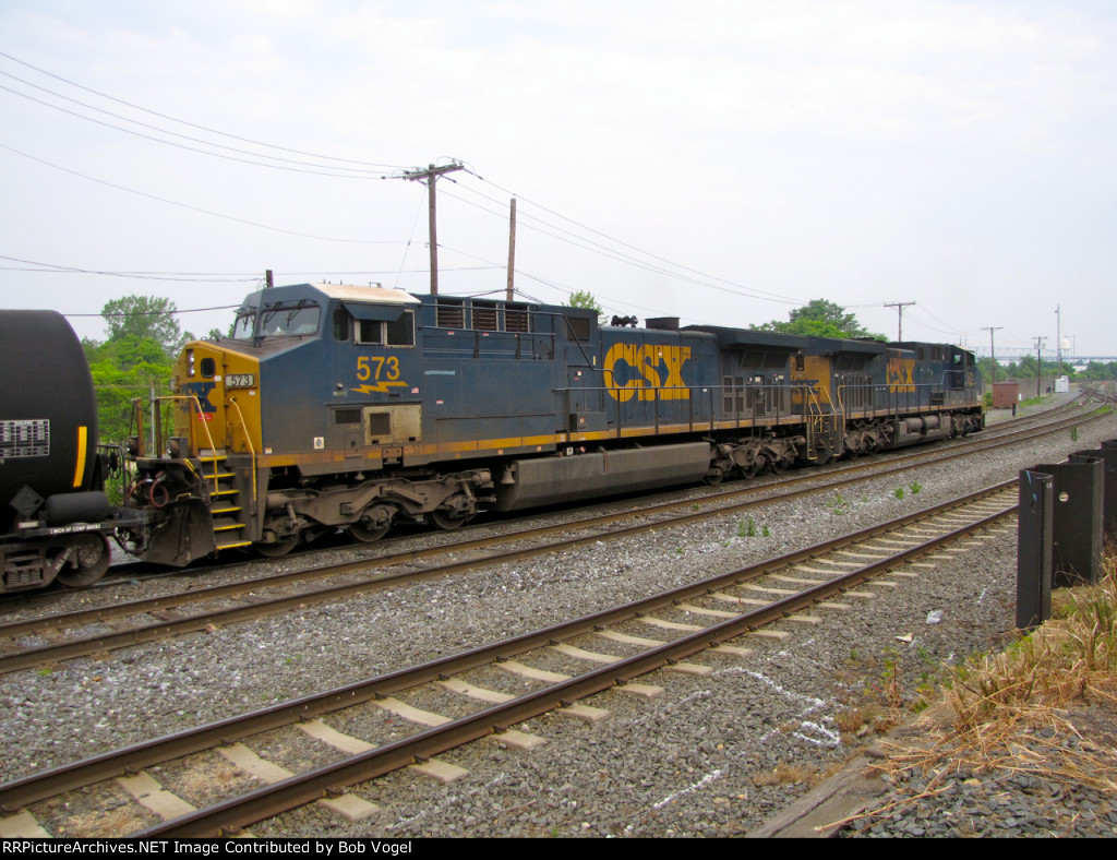 CSX 573 and 572